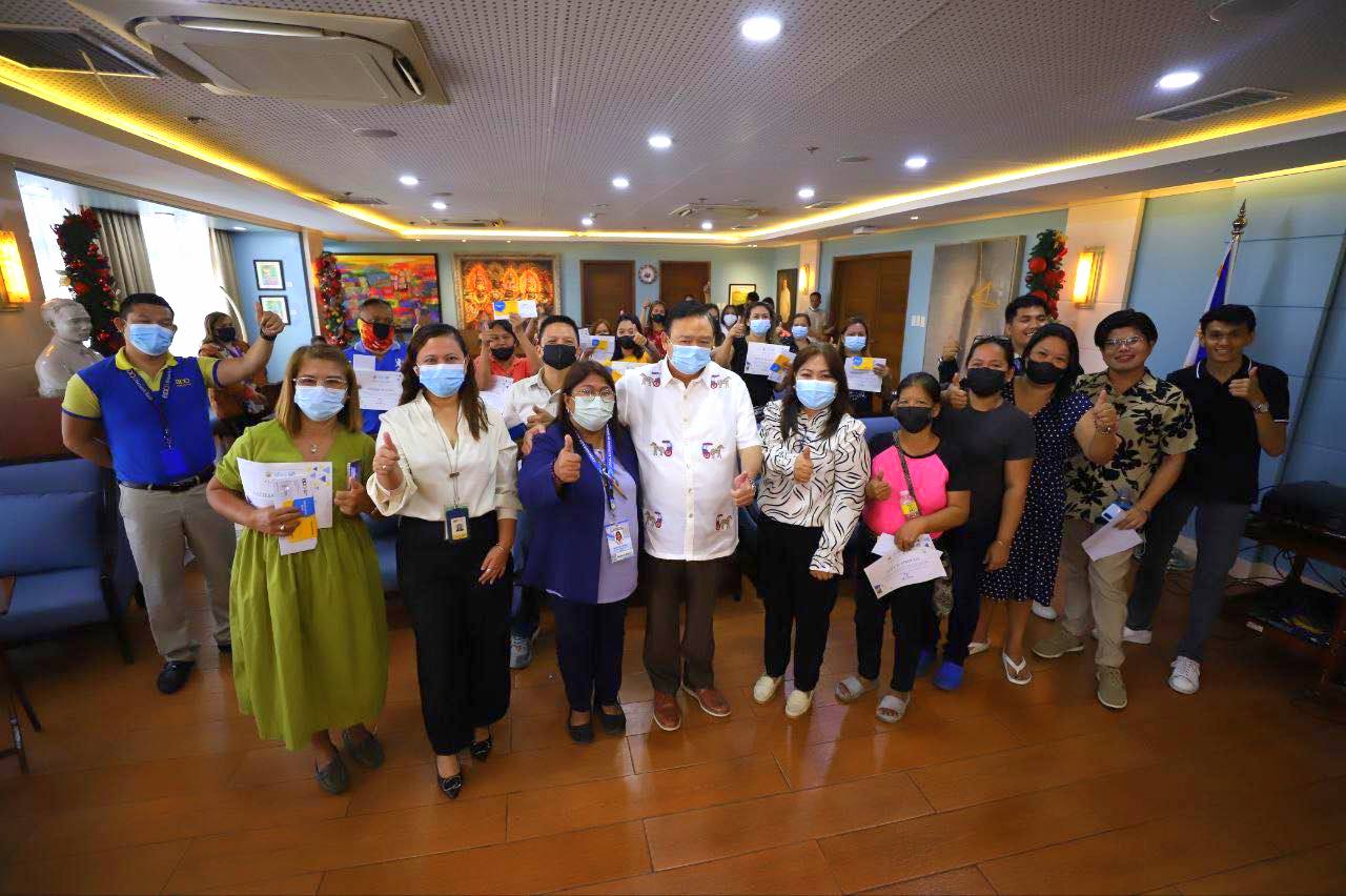 More market vendors graduate from Uswag Negosyo Academy - IBS Digital ...